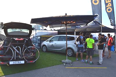 OPEL CON SU SISTEMA DE TRANSPORTE DE BICICLETAS FLEXFIX VEHÍCULO ...